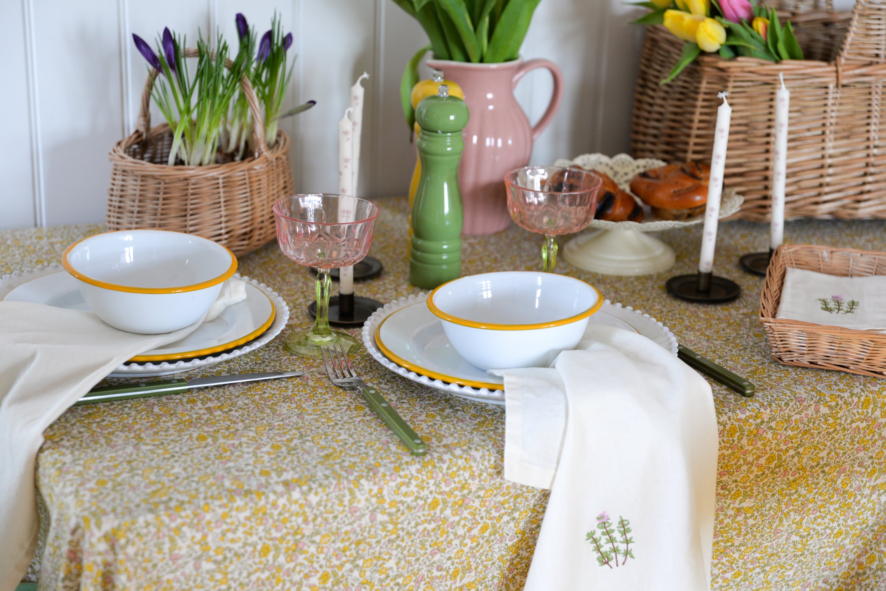 Yellow Floral Table for Spring – Mon Pote